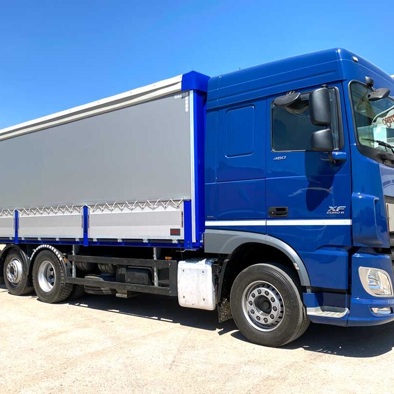 Camión con plataforma elevadora - Talleres Esteso